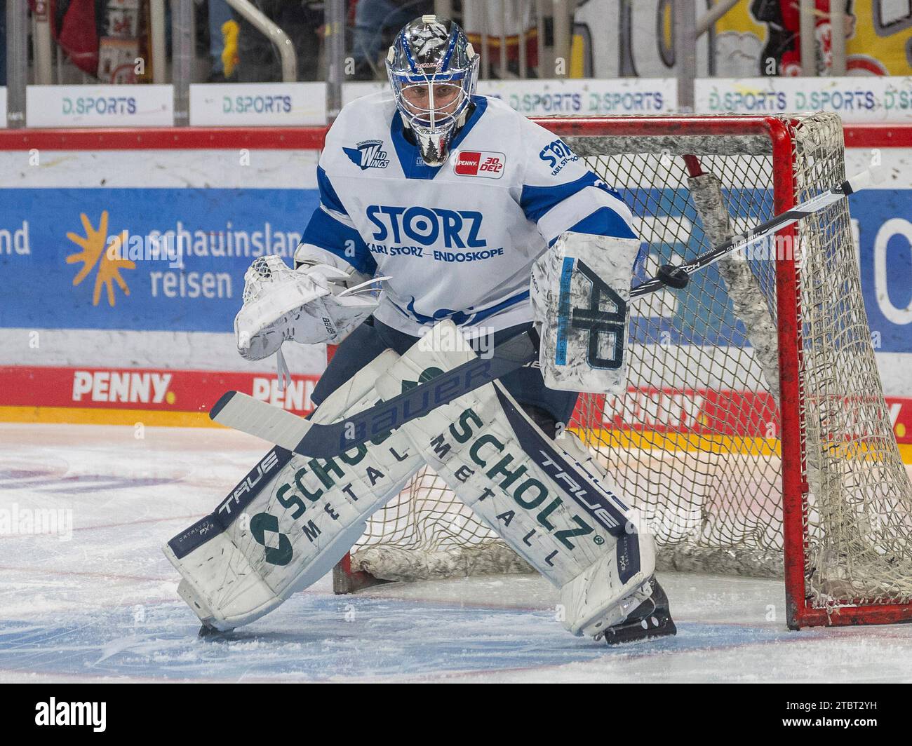 Joacim Eriksson (Schwenninger Wild Wings, #60) hat den Puk abgelenkt ...