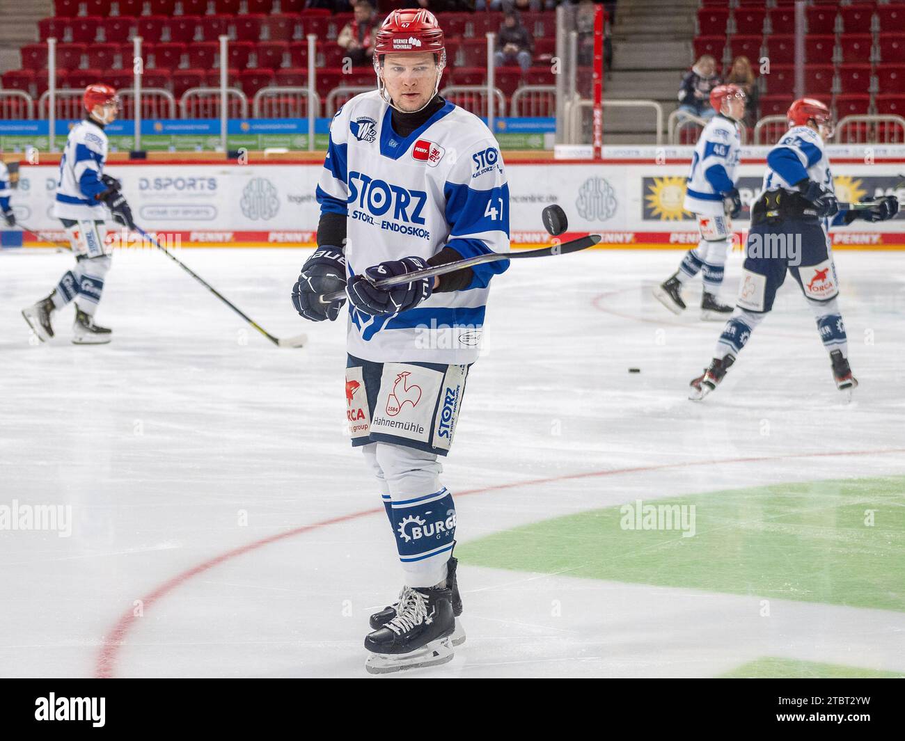 Alexander Karachun (Schwenninger Wild Wings, #47) haelt den Puk hoch ...