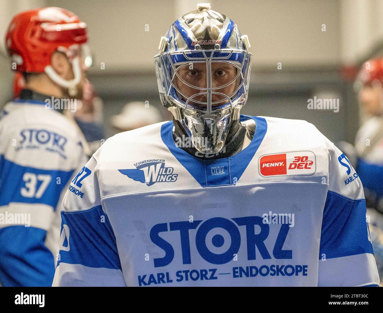 Joacim Eriksson (Schwenninger Wild Wings, #60) ist voll konzentriert im ...