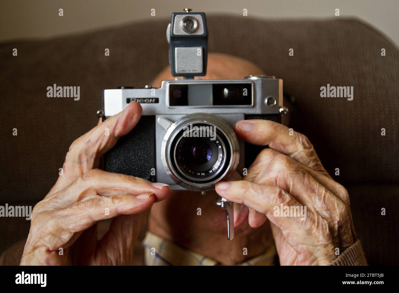 Old man with vintage camera hi-res stock photography and images - Alamy