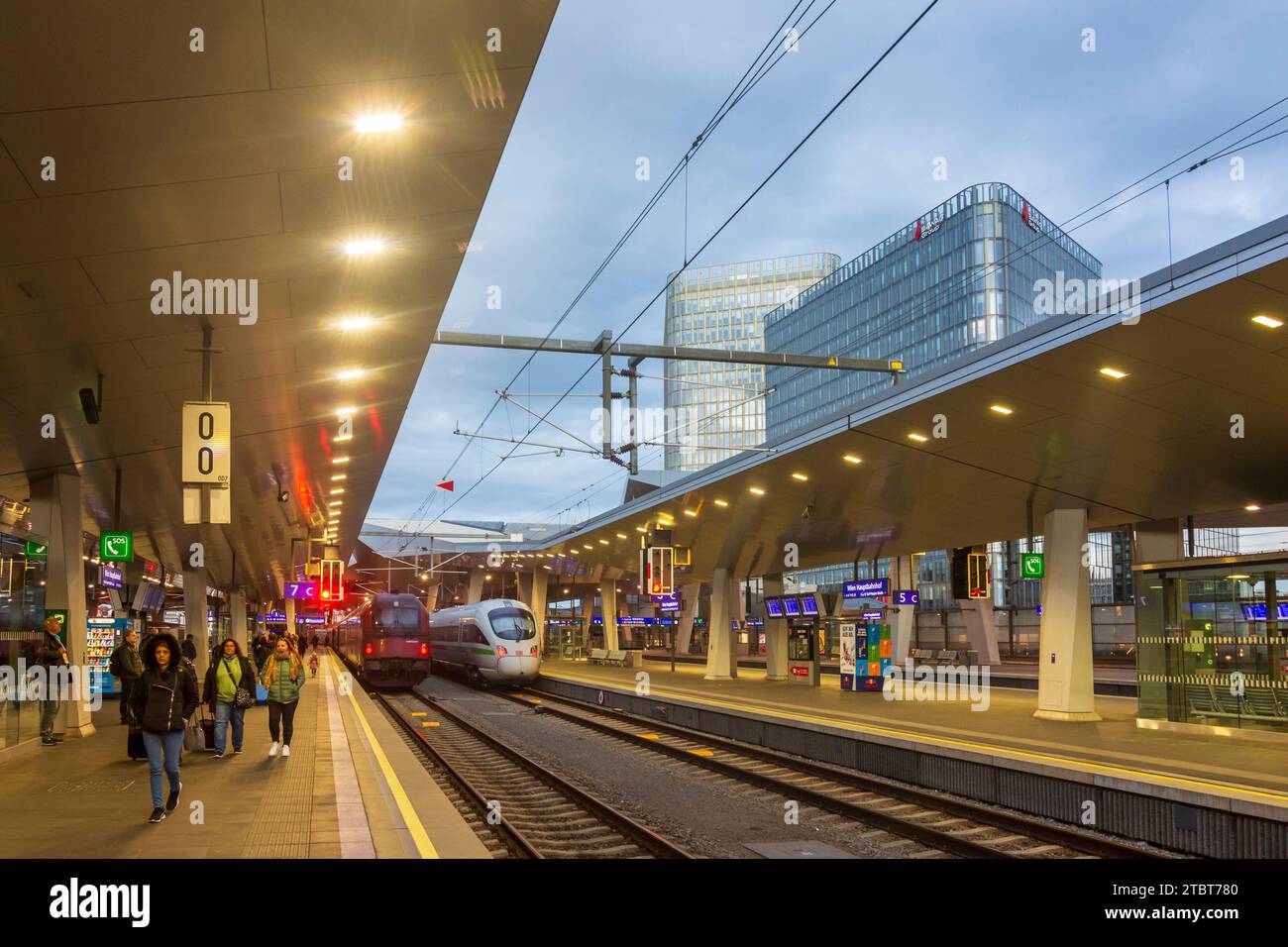 Wien hauptbahnhof hi-res stock photography and images - Alamy