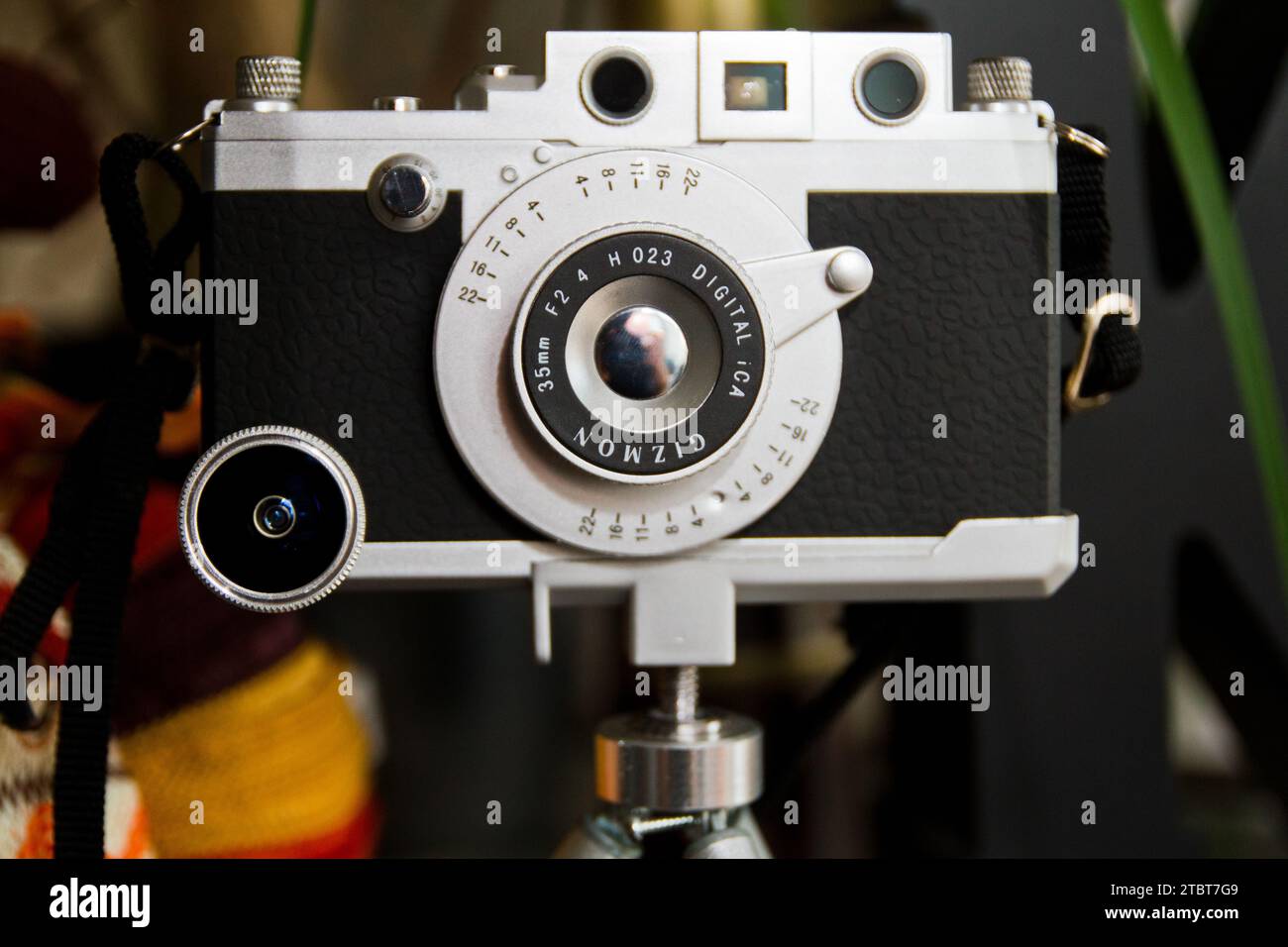Retro camera and tripod hi-res stock photography and images - Alamy