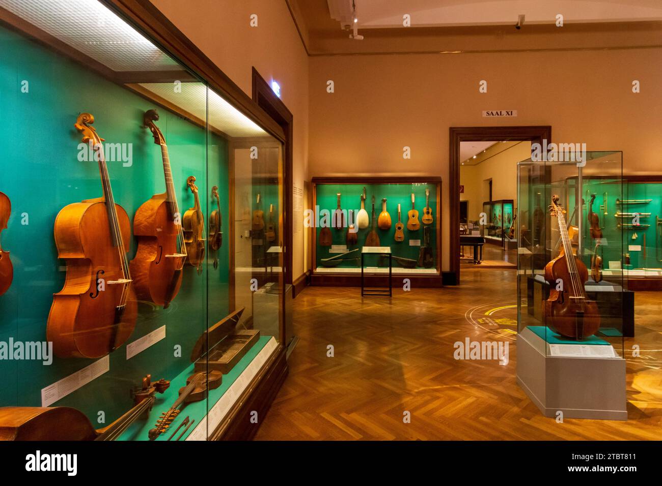 Collection of old musical instruments hi-res stock photography and ...