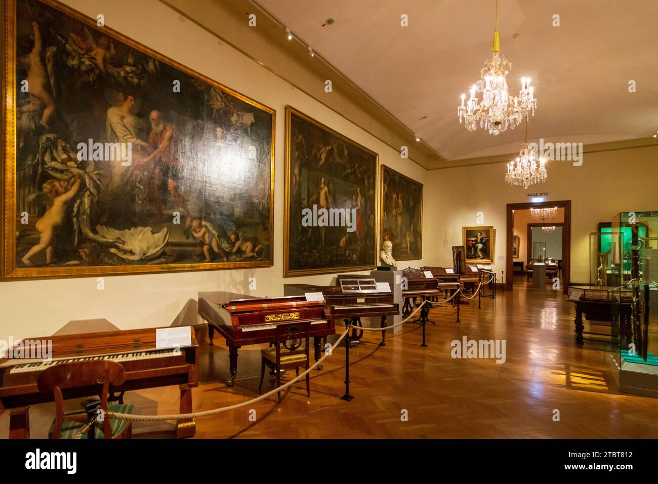 Collection of old musical instruments hi-res stock photography and ...