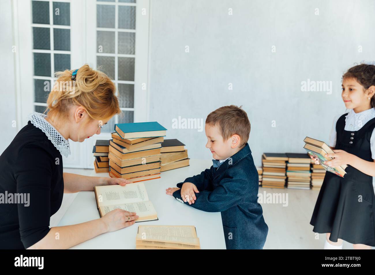 Teacher at lesson on teaching children in school Stock Photo - Alamy