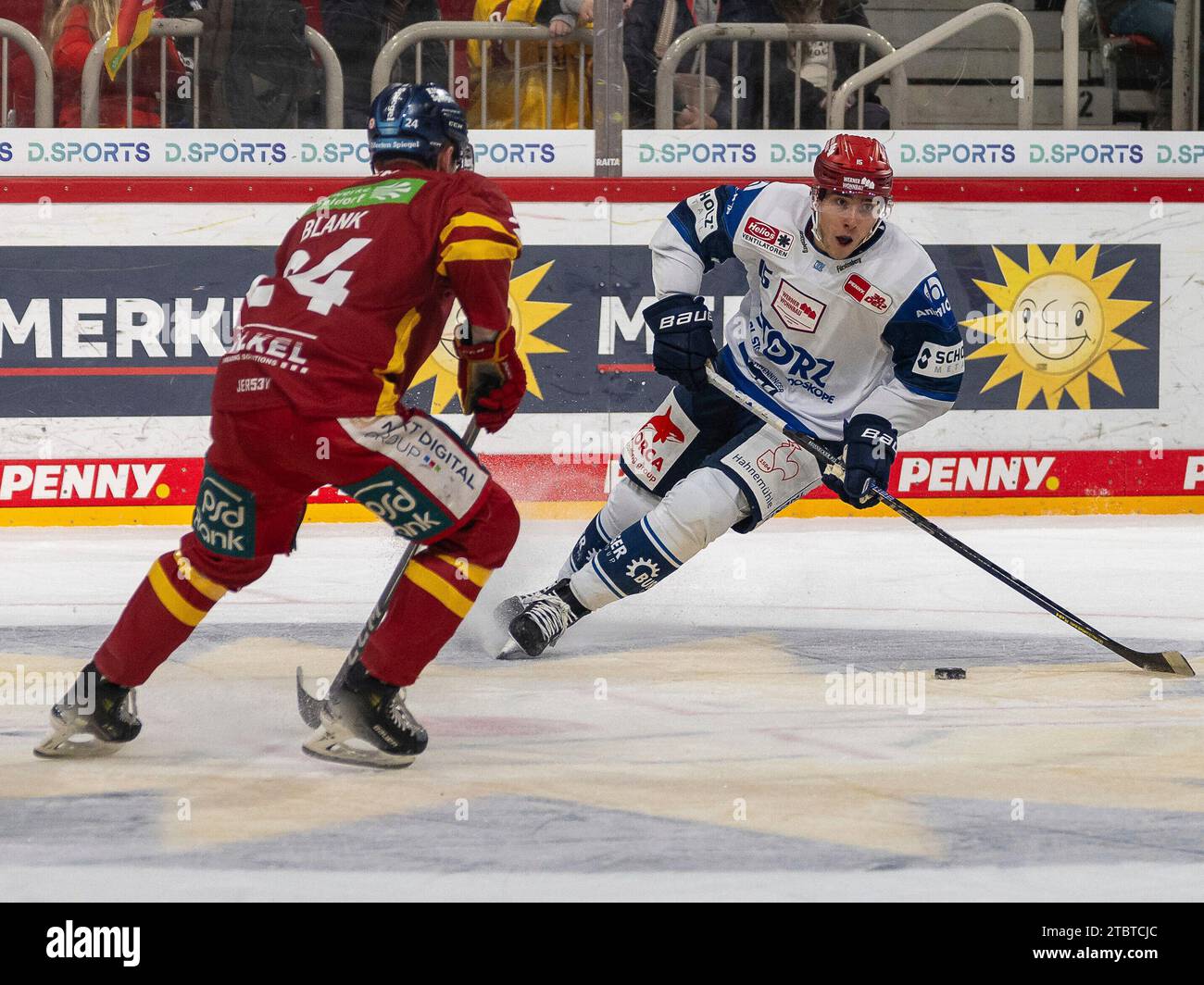 Filip Reisnecker (Schwenninger Wild Wings, #15) taucht vor Alexander ...