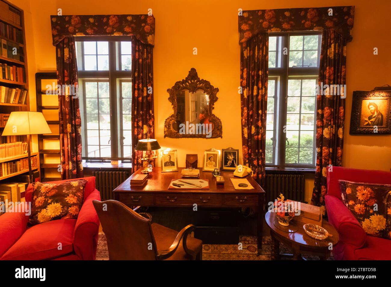 Churchill s study hi-res stock photography and images - Alamy