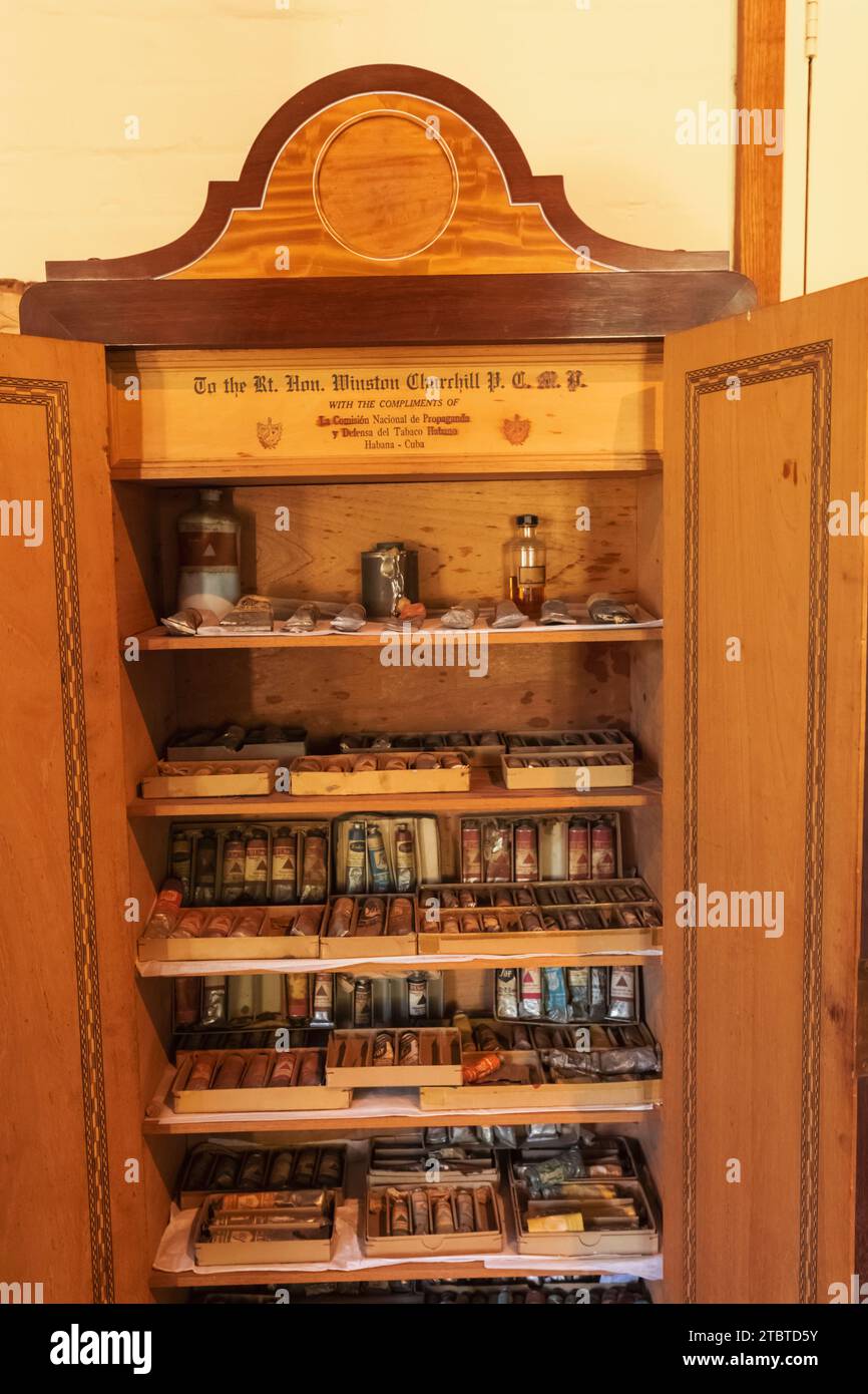 Oil painting of winston churchill hi-res stock photography and images - Alamy