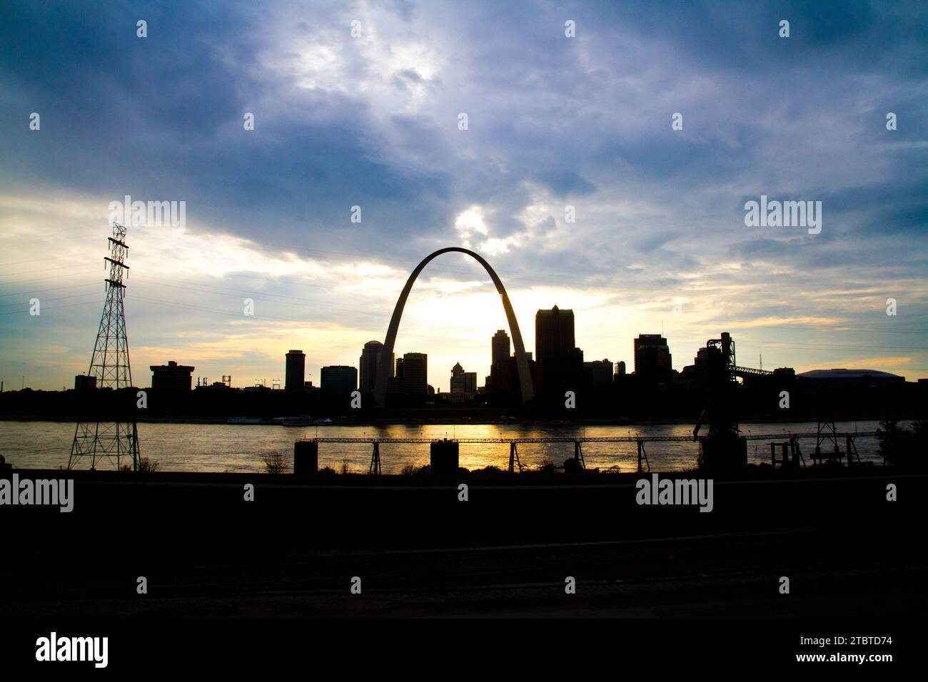 Sunset Silhouette of St. Louis Skyline with Iconic Arch and Water ...