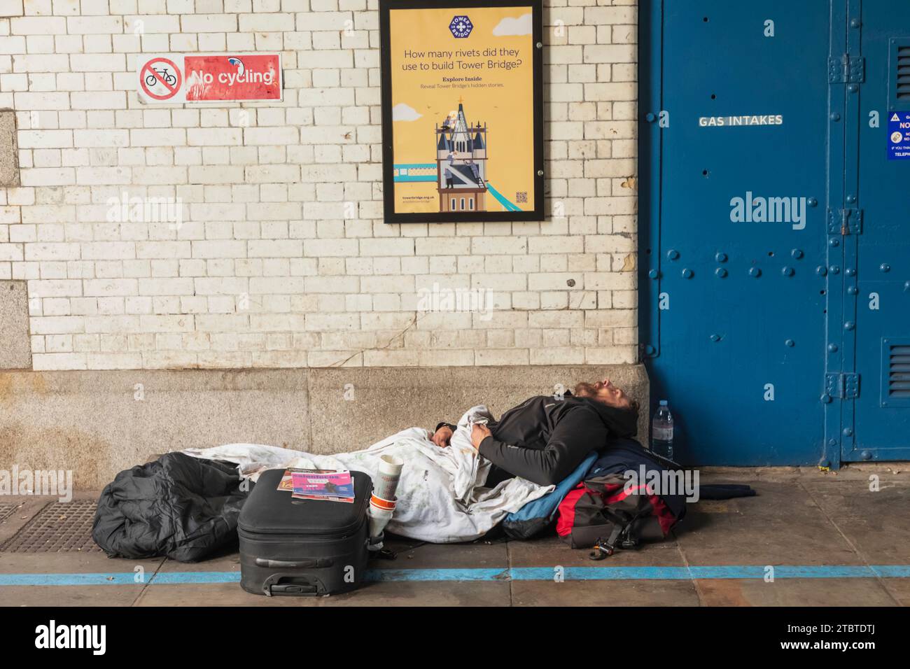 Rough sleeper under tower bridge hi-res stock photography and images ...