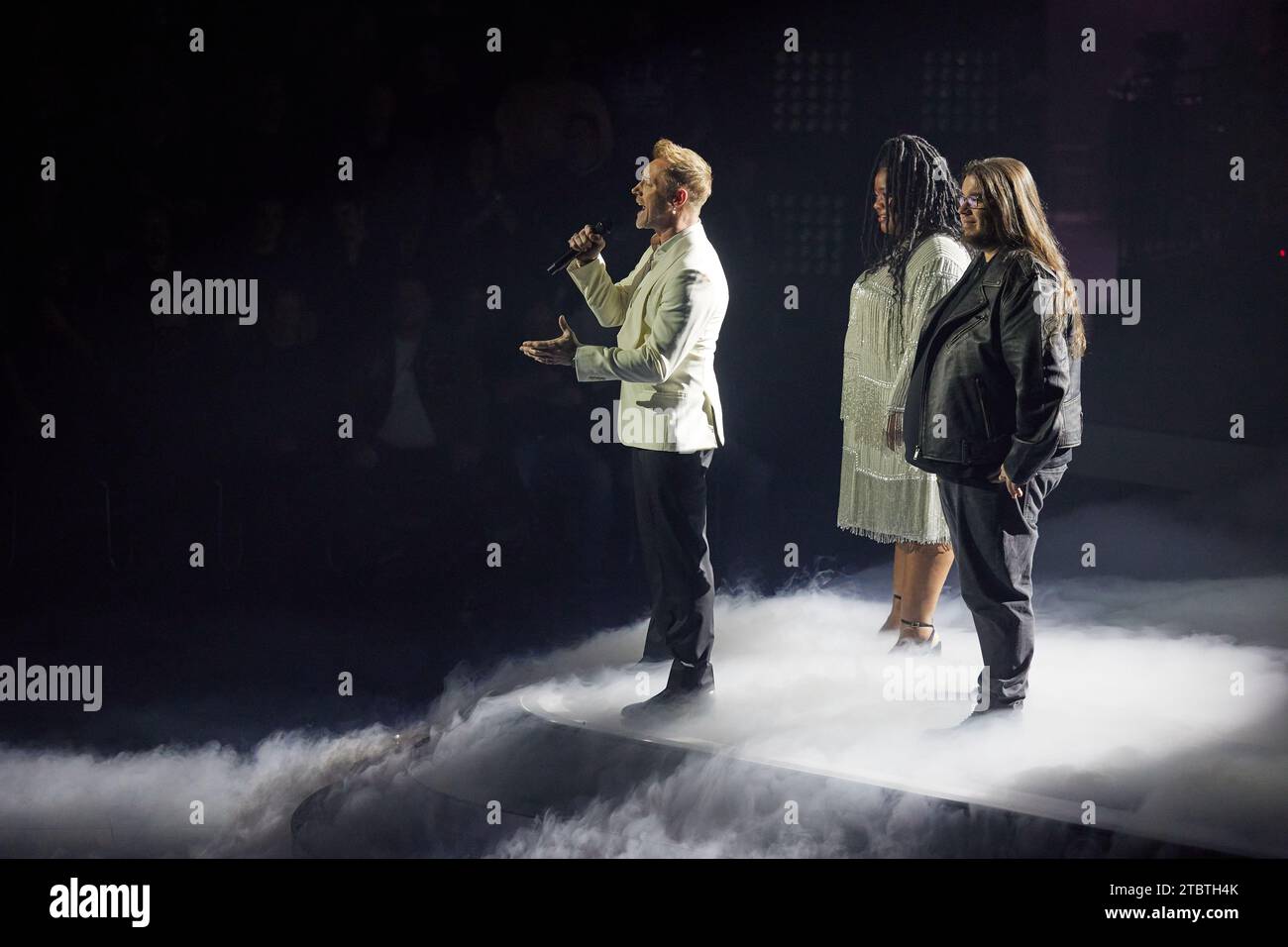 Berlin, Germany. 08th Dec, 2023. Coach Ronan Keating (l) is on stage ...