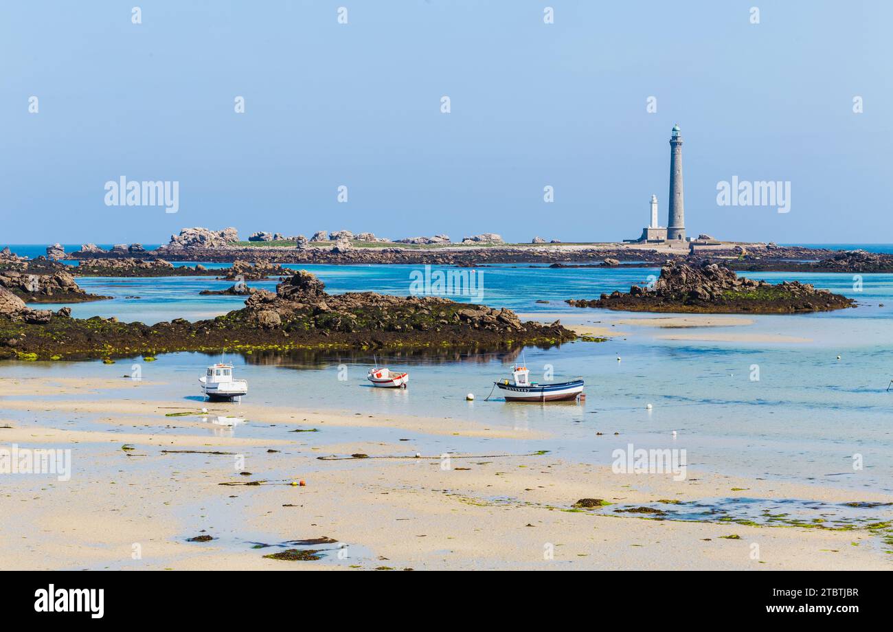 Ile vierge lighthouse and beach on the north coast of Finistere ...