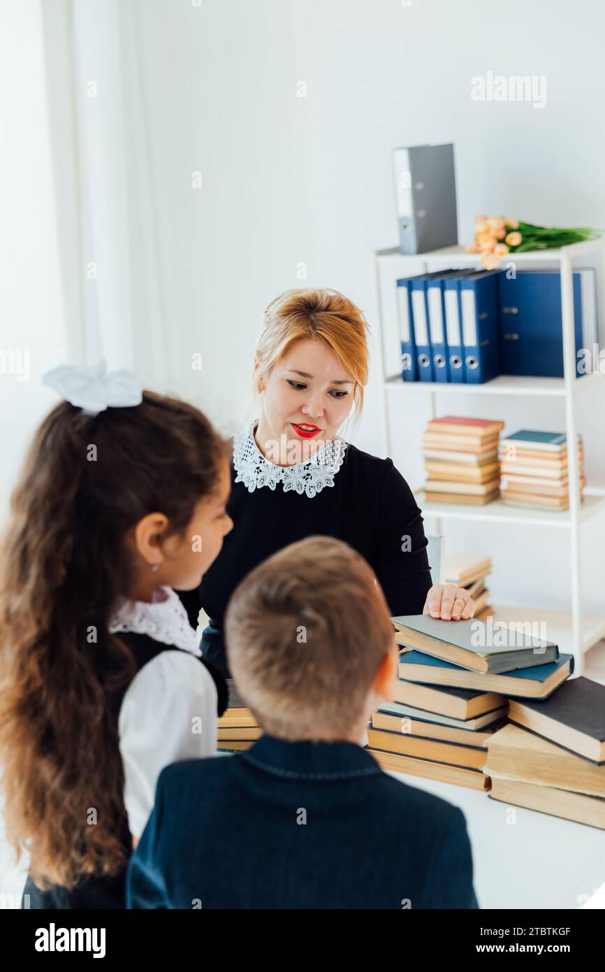 Teacher teaching children in school classroom Stock Photo - Alamy