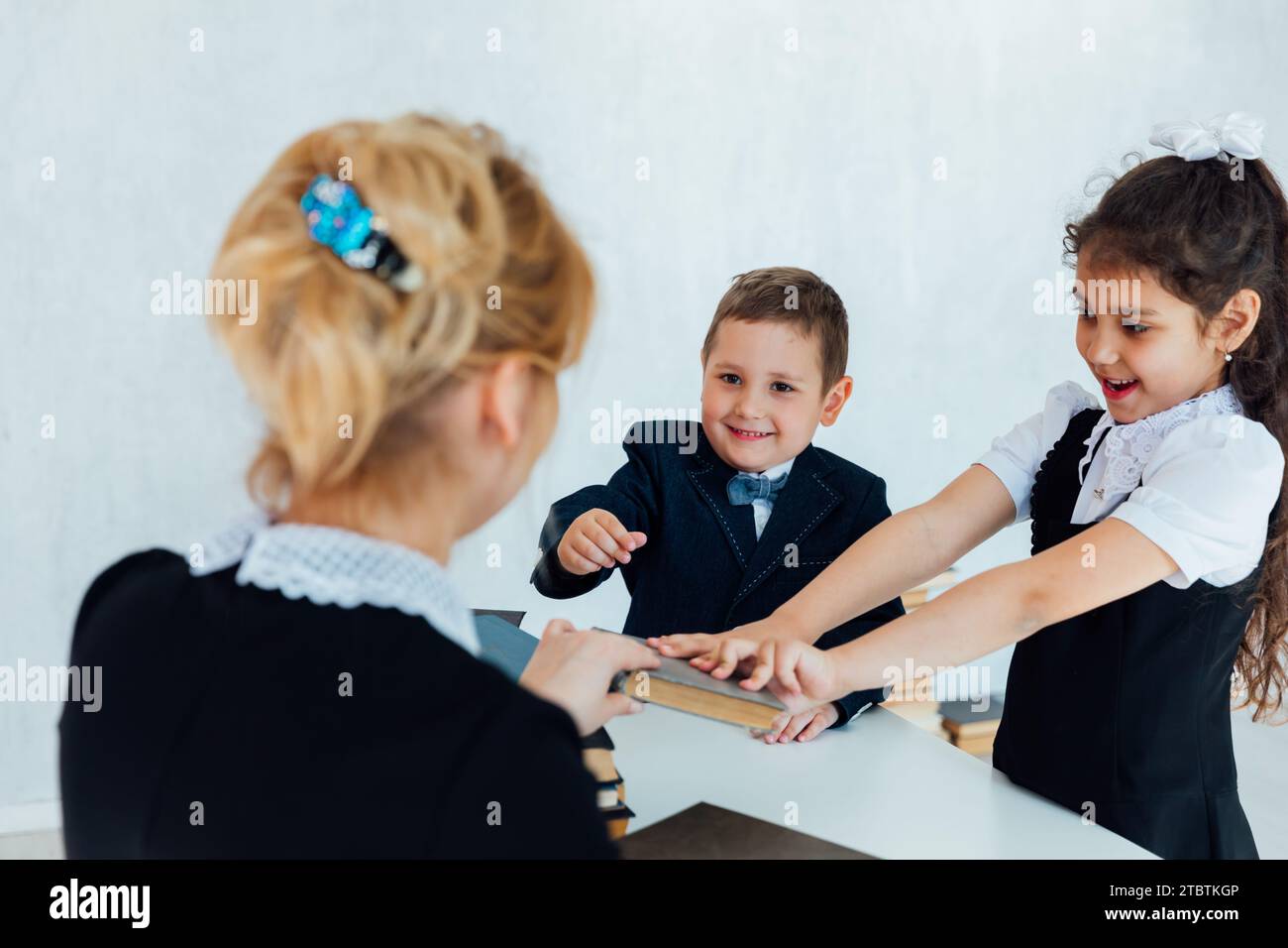 Teacher teaching children in school classroom Stock Photo - Alamy