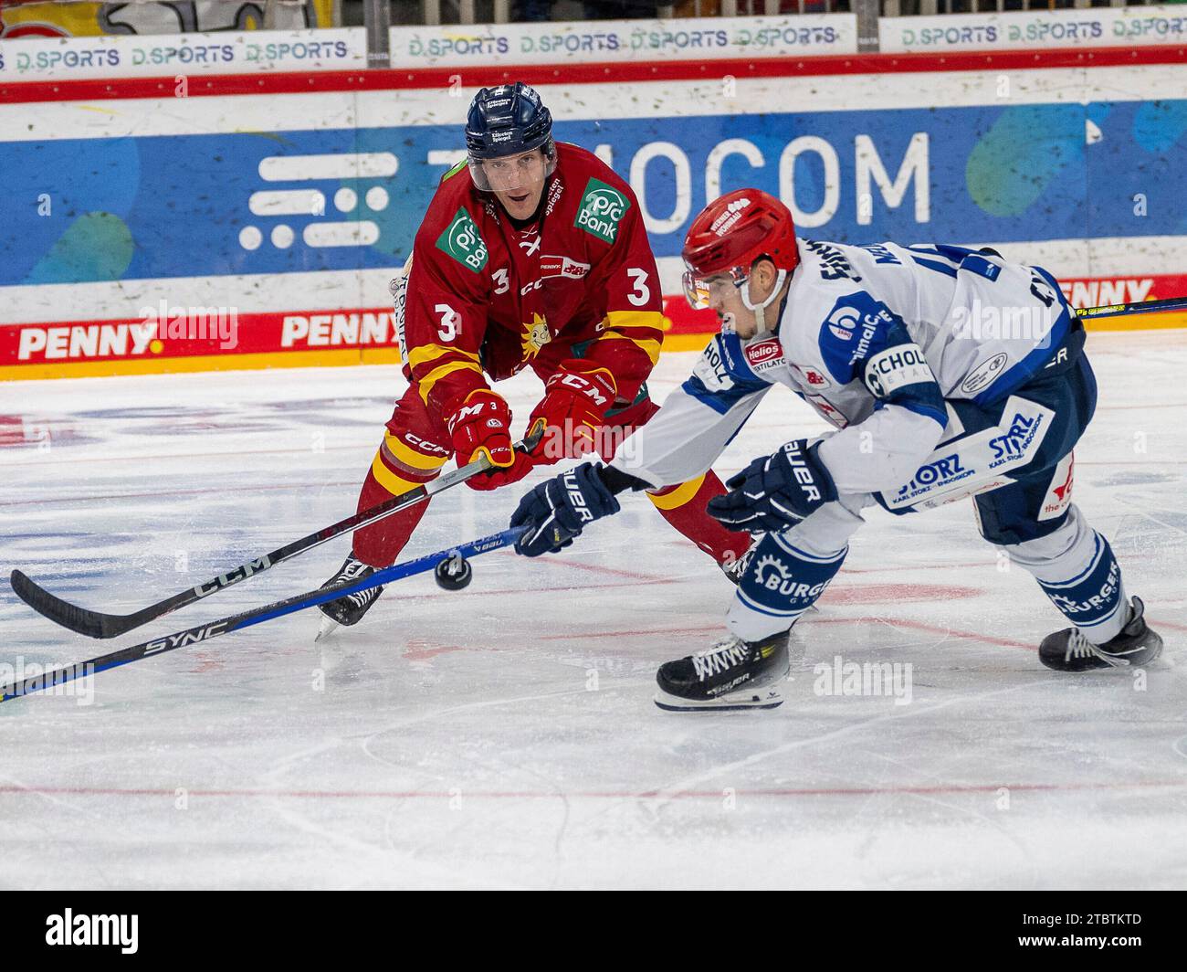 Alec McCrea (Duesseldorfer EG, #03) und Daniel Neumann (Schwenninger ...