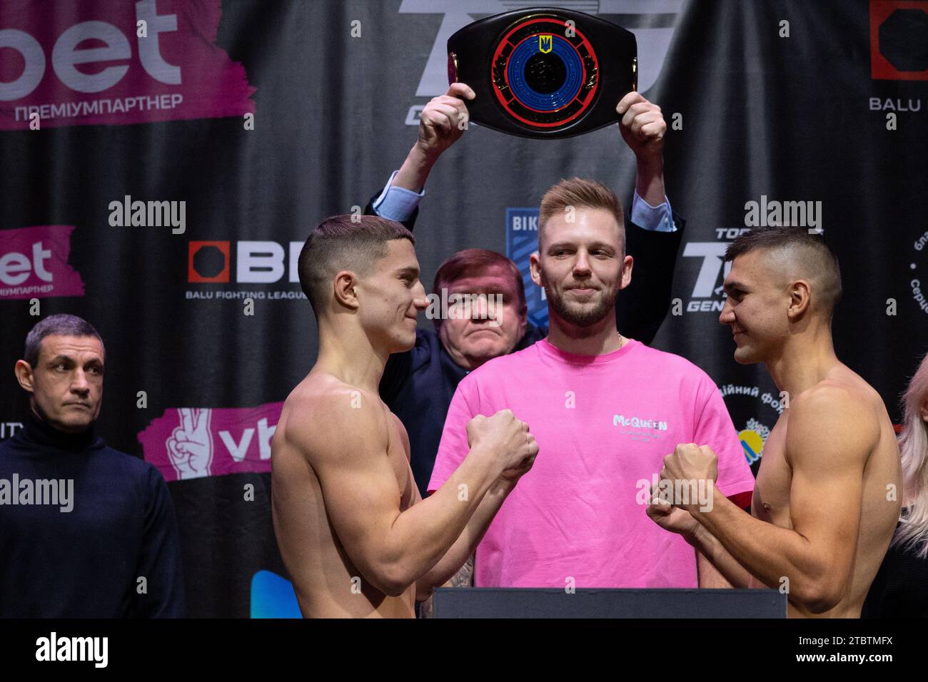 Kyiv, Ukraine. 08th Dec, 2023. Ukrainian boxers Andrii Skakun (left ...