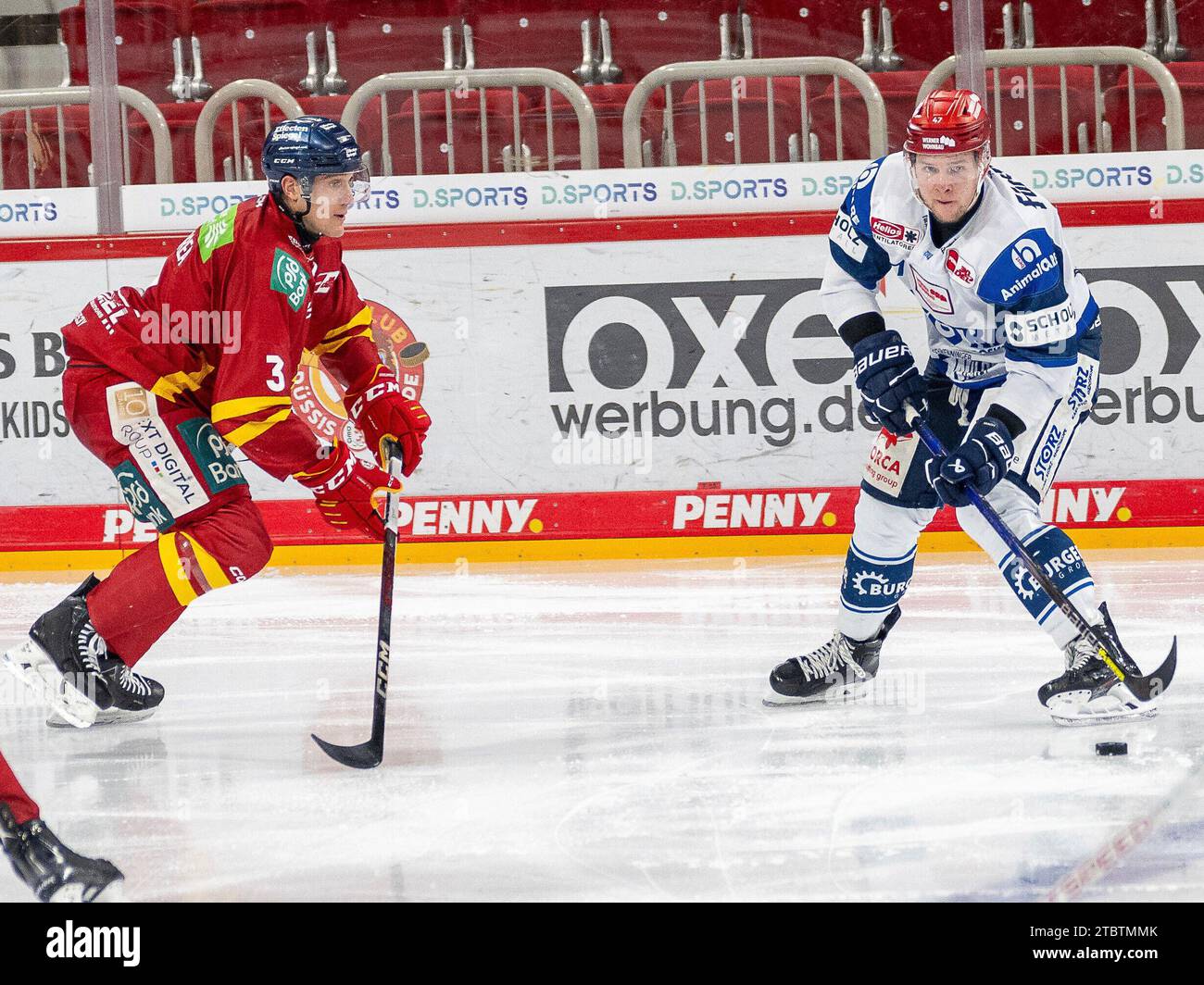 Alexander Karachun (Schwenninger Wild Wings, #47) haelt die Scheib im ...