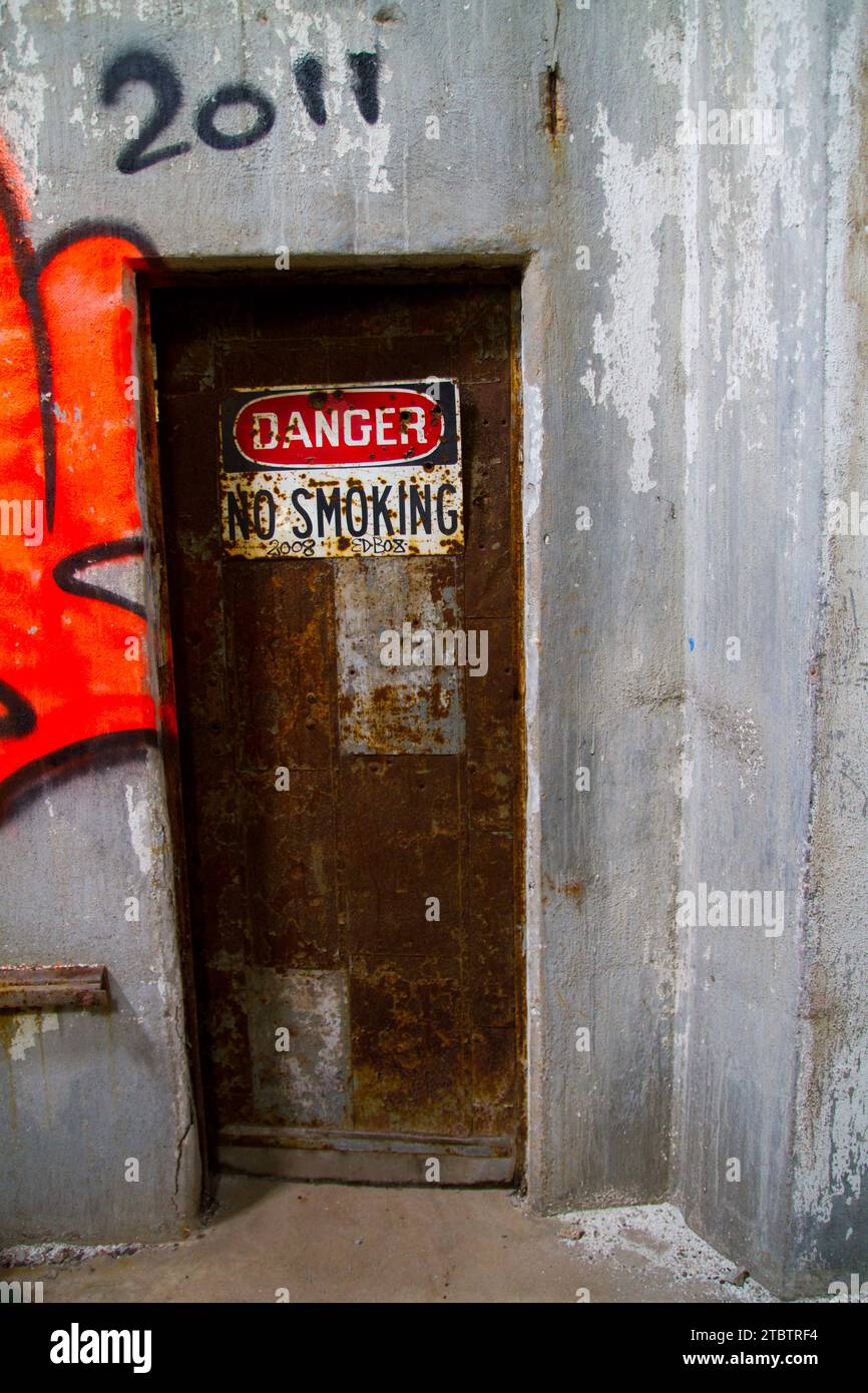 Graffiti no smoking sign hi-res stock photography and images - Alamy