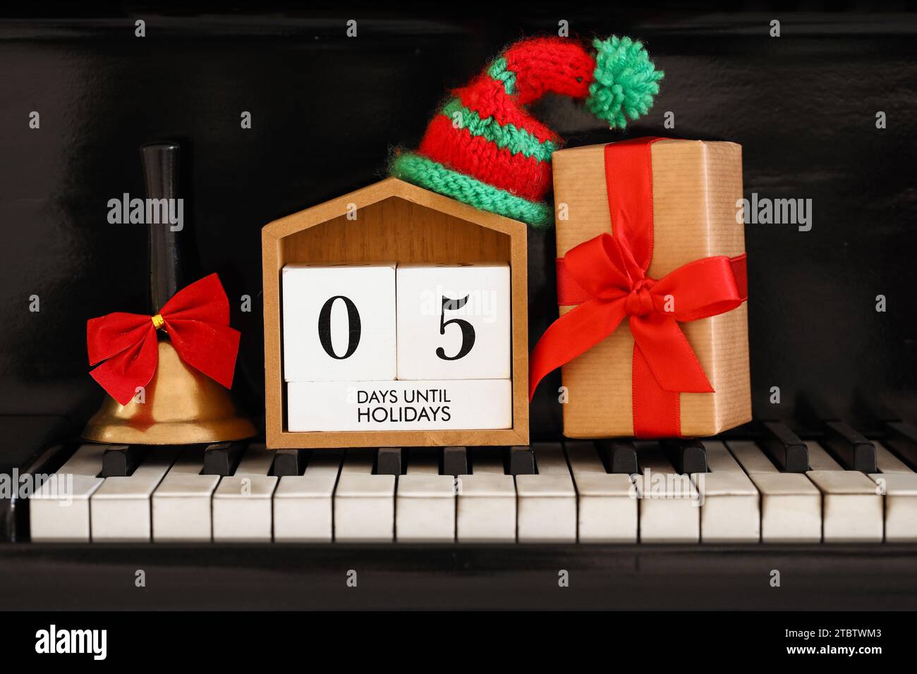 Calendar with text 5 DAYS UNTIL HOLIDAYS, Christmas gift and decor on ...