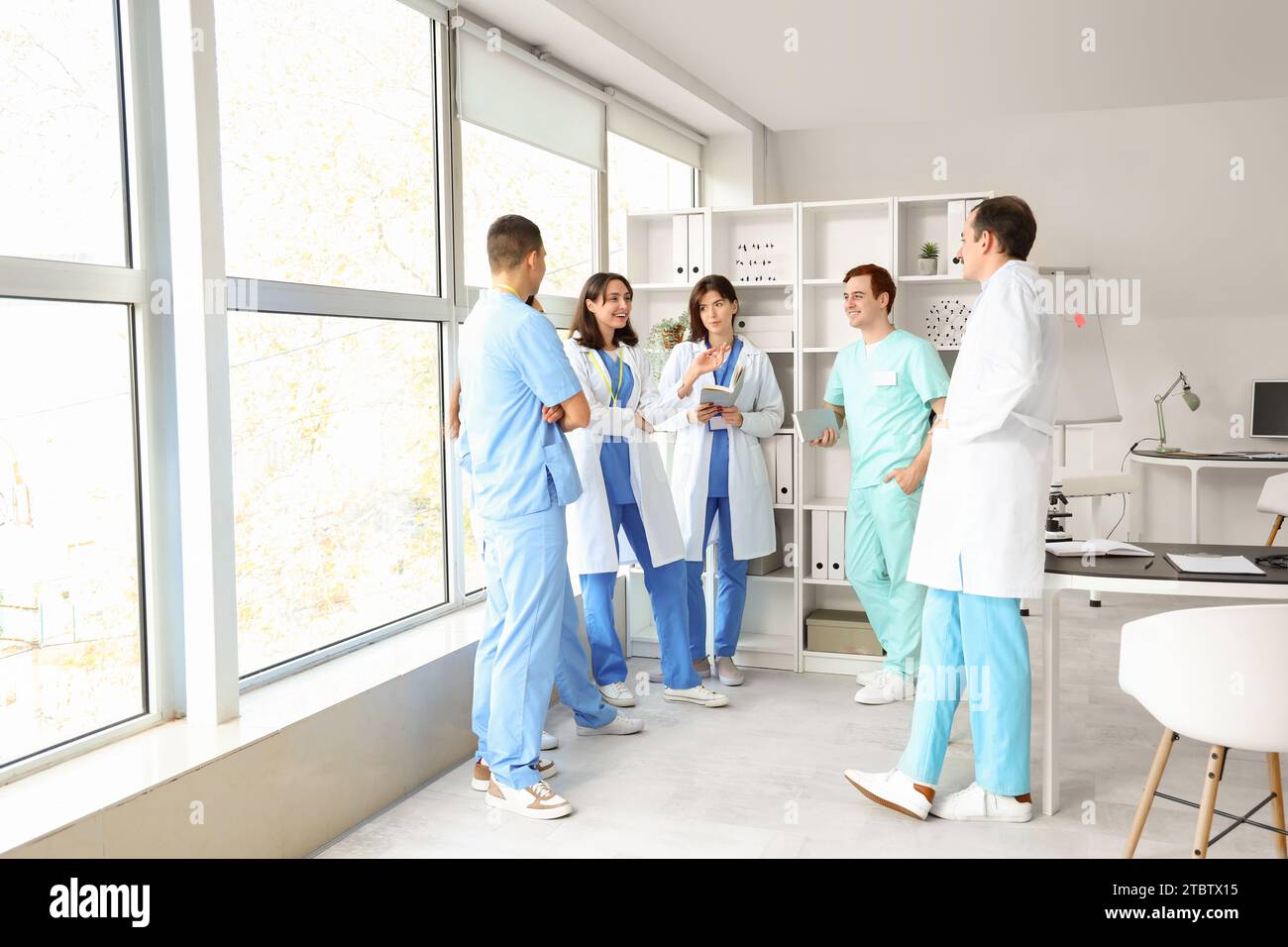 Team of doctors communicating in clinic Stock Photo - Alamy