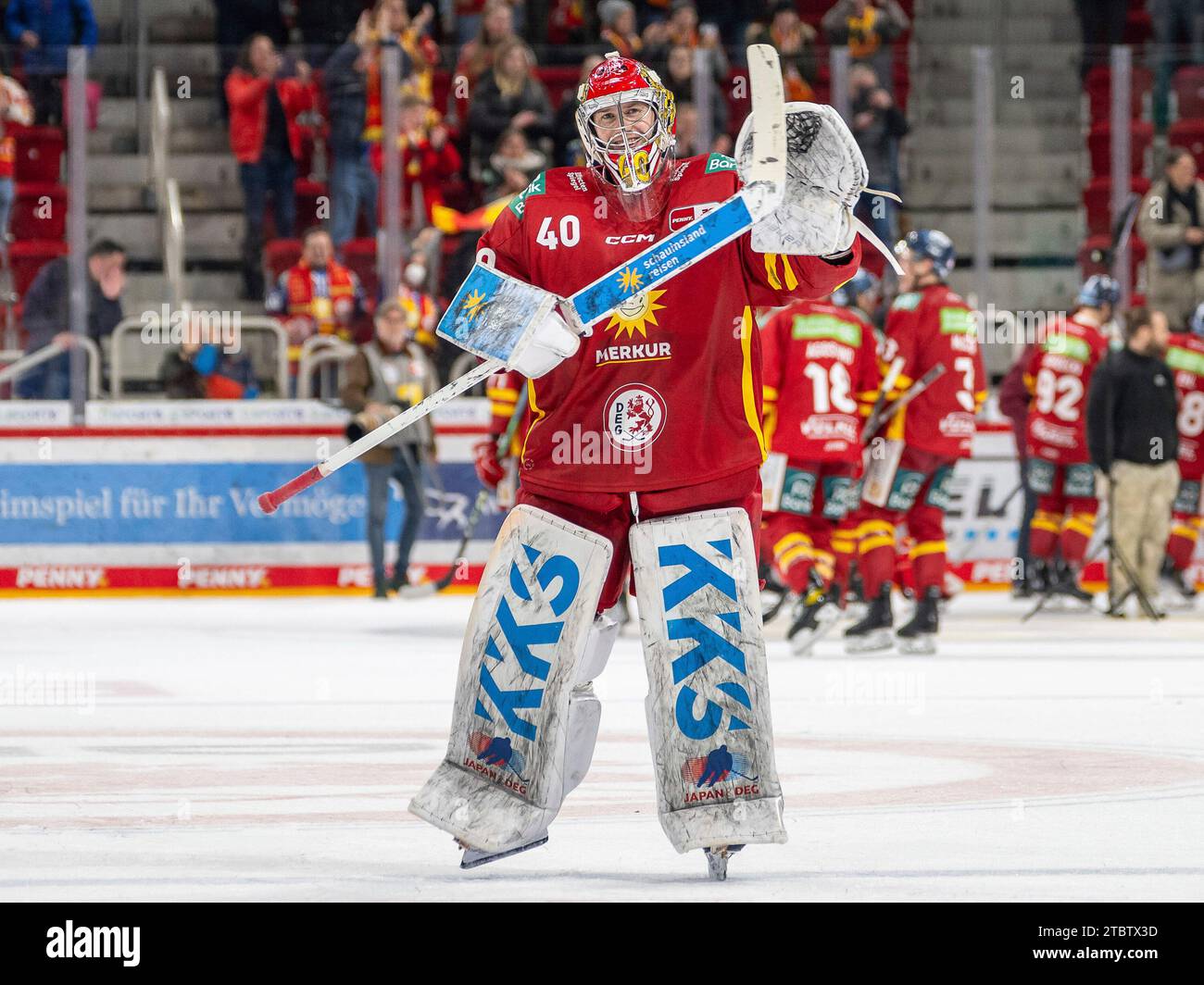 Henrik Haukeland (Duesseldorfer EG, #40) vor der Fankurve ...