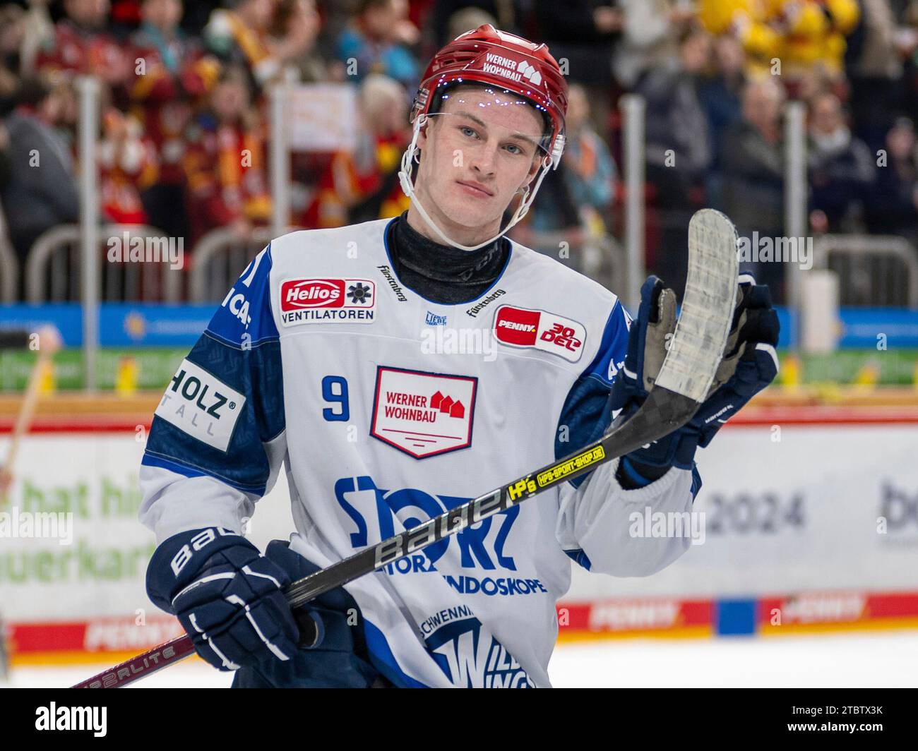 Philip Feist (Schwenninger Wild Wings, #09) bedankt sich bei den Fans fuer die Unterstuetzung ...