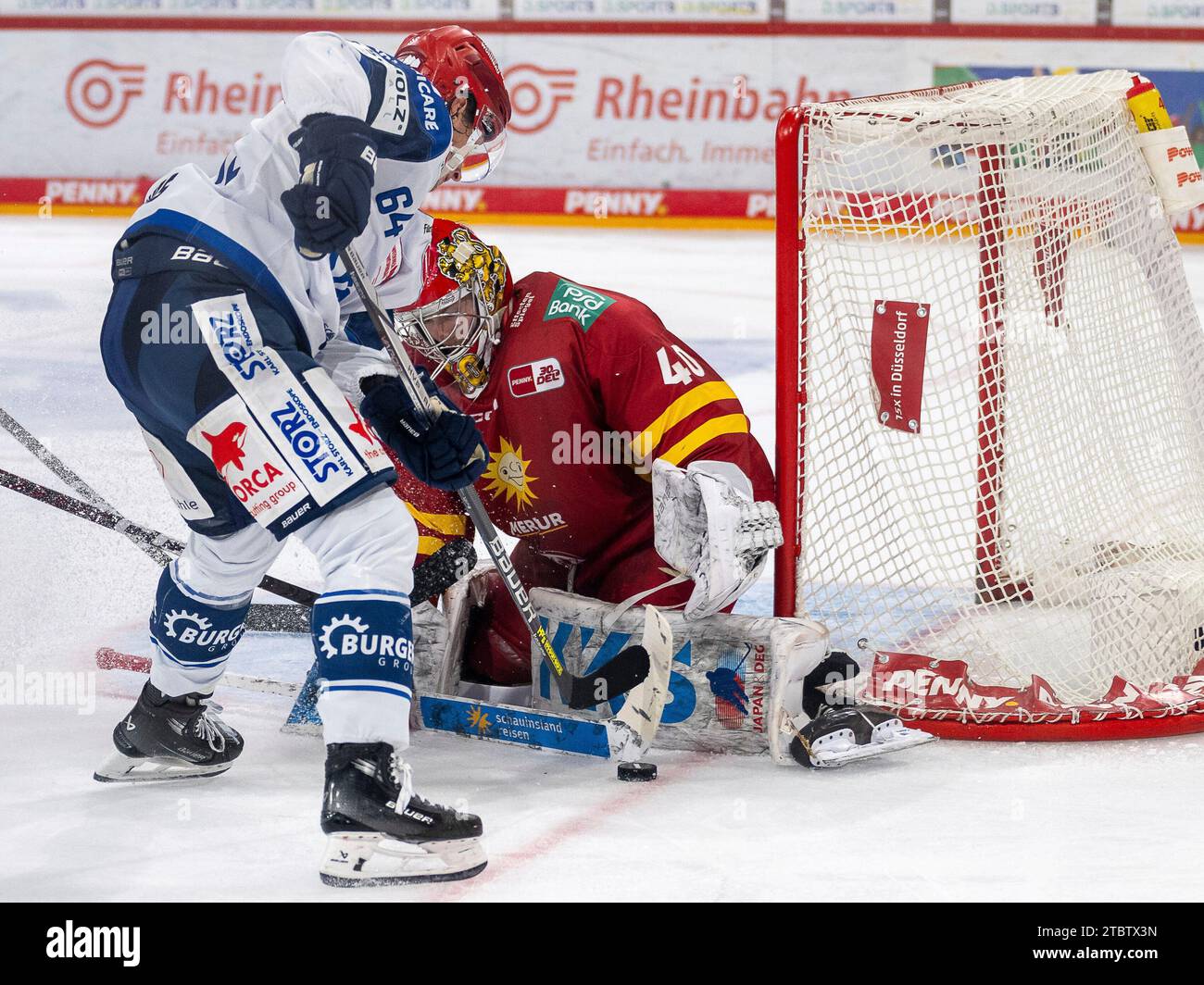 Boaz Bassen (Schwenninger Wild Wings, #64) scheitert hier an Henrik ...