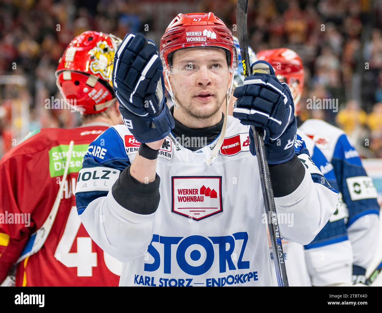 Alexander Karachun (Schwenninger Wild Wings, #47) bedankt sich bei den ...