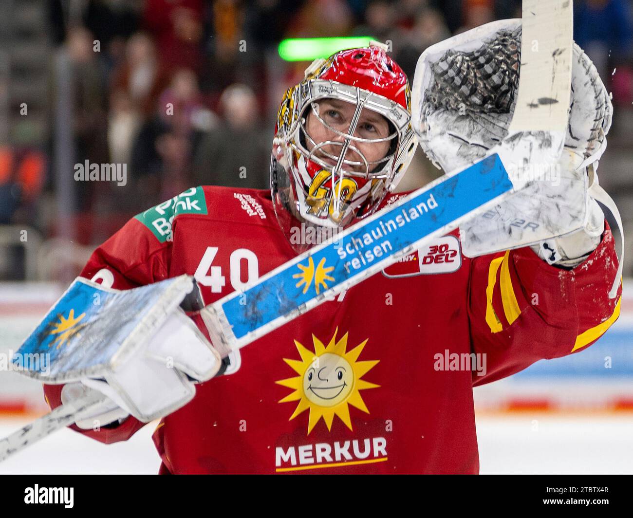 Henrik Haukeland (Duesseldorfer EG, #40) bedankt sich bei den ...