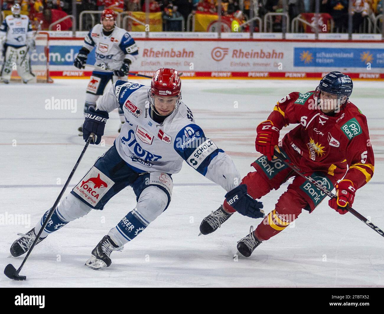 Boaz Bassen (Schwenninger Wild Wings, #64) versucht sich gegen Nicolas ...