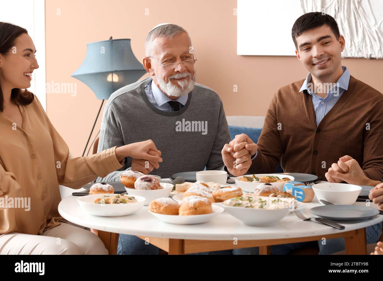 Jewish woman praying food hi-res stock photography and images - Alamy