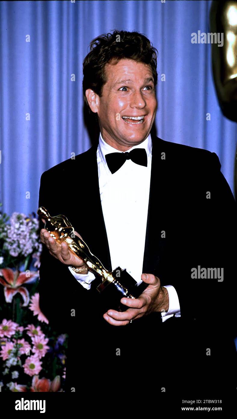 **FILE PHOTO** Ryan O'Neal Has Passed Away. Ryan O'Neal receives Oscar ...