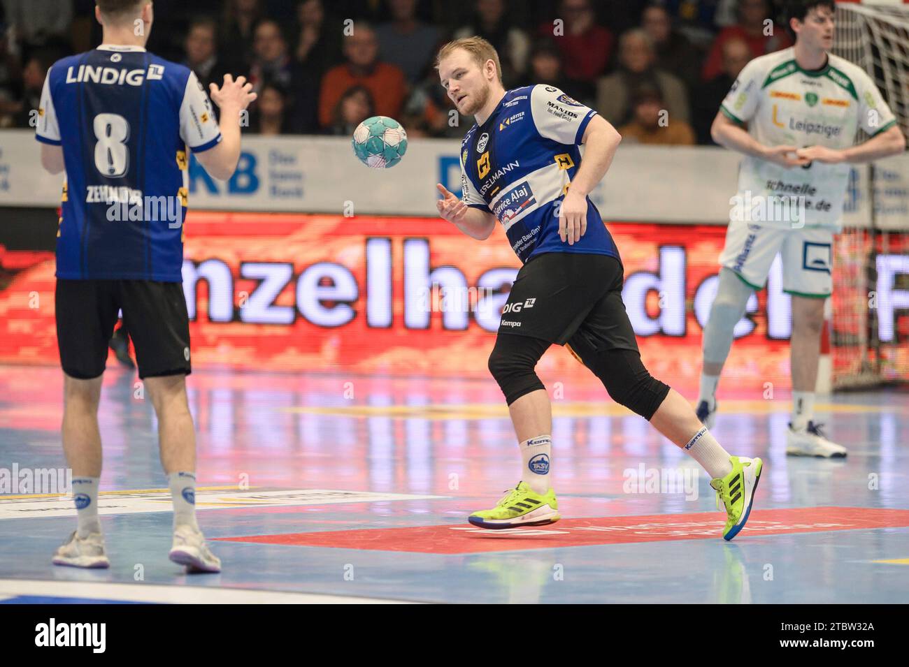 Eisenach, Deutschland. 08th Dec, 2023. Peter Walz (Kreis, THSV Eisenach, #14), Manuel Zehnder ...