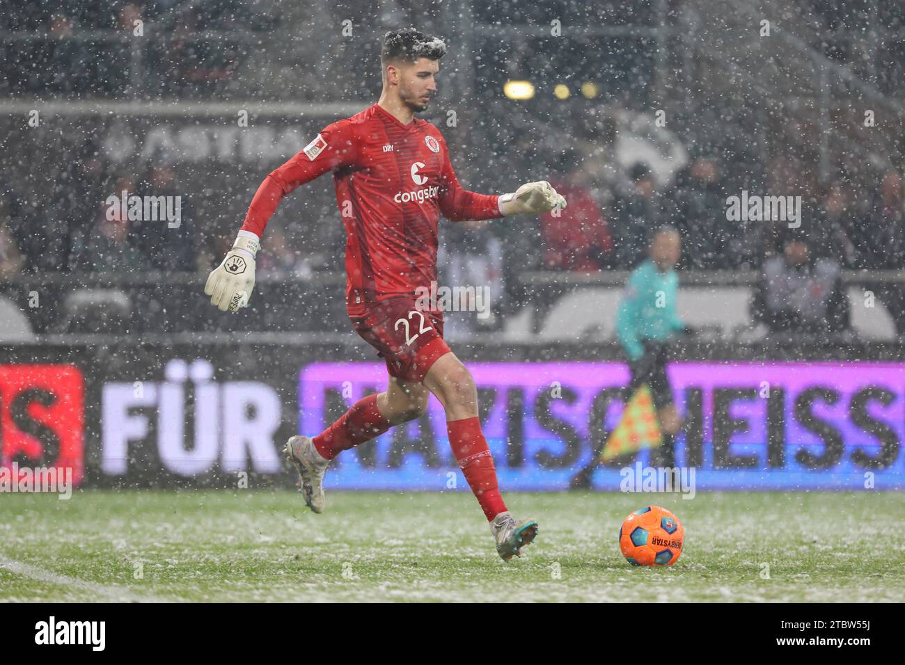 Hamburg, Deutschland. 01st Dec, 2023. 2. Bundesliga - FC St. Pauli ...