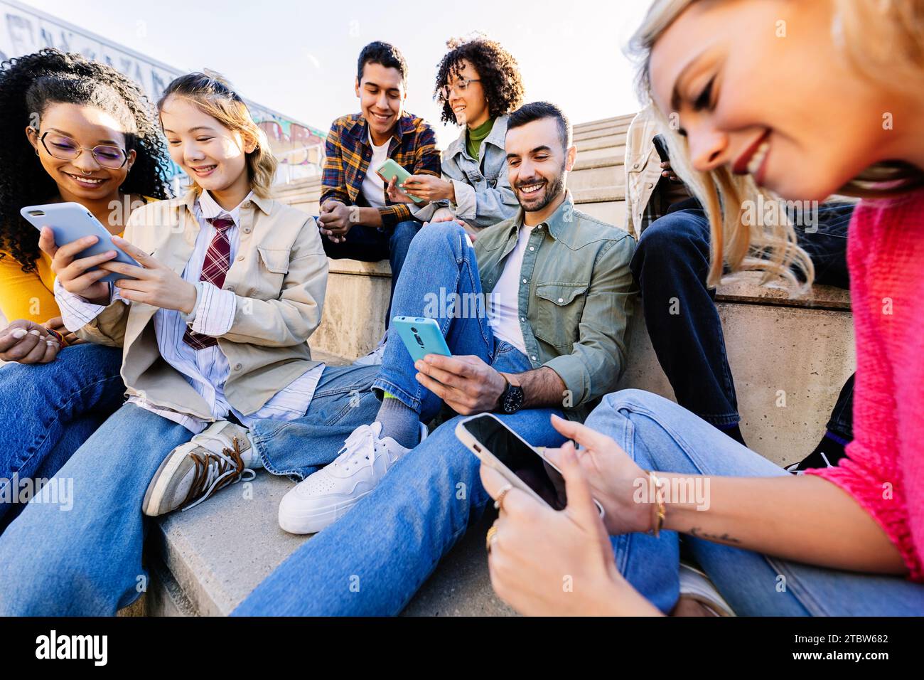 Teenage group using cell phones hi-res stock photography and images - Alamy