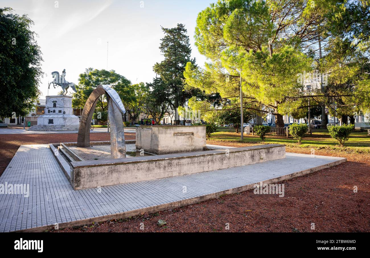 Fountain in urban space hi-res stock photography and images - Alamy