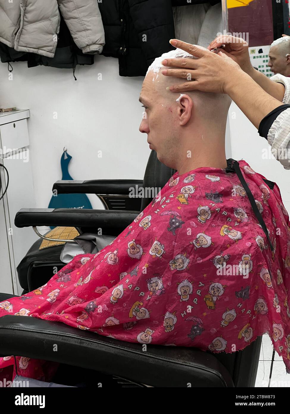 New York, NY, USA. 5th Dec, 2023. Bald man head shave. (Credit Image ...