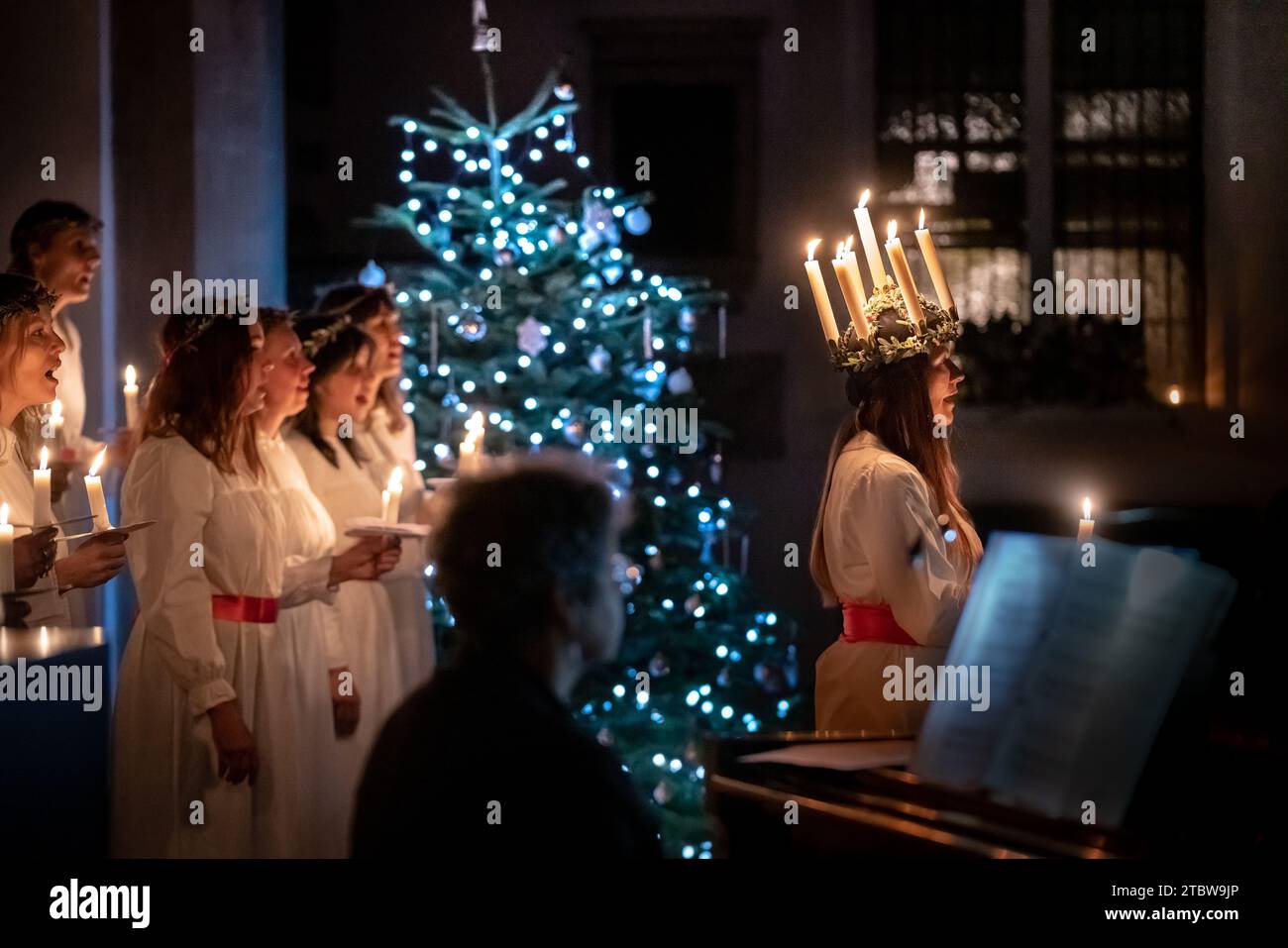 London, UK. 8th December 2023. Sankta Lucia celebrations by Norrsång ...