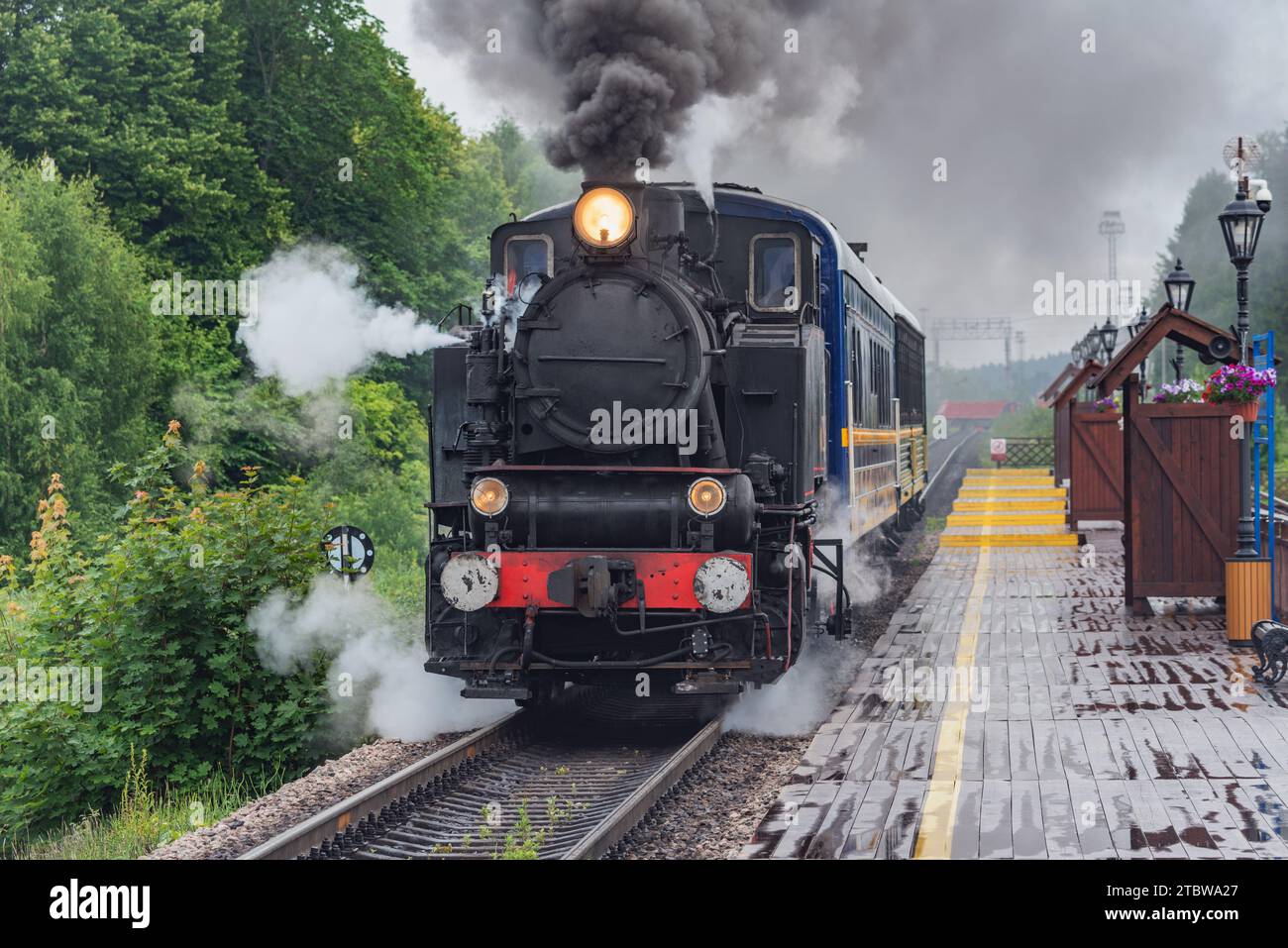 Retro steam train approaches to the platform Stock Photo - Alamy