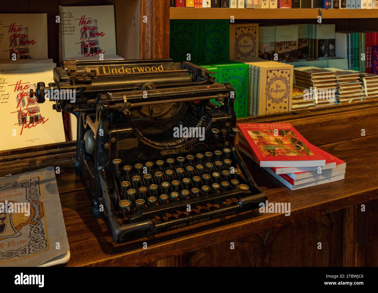 A picture of an old typewriter inside a bookstore Stock Photo - Alamy