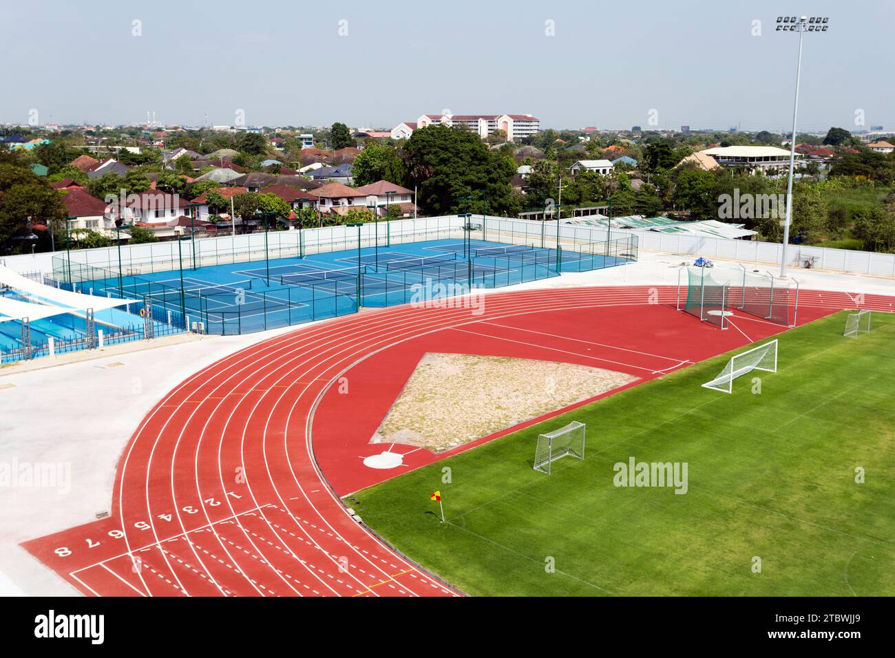 Oval running track hi-res stock photography and images - Alamy