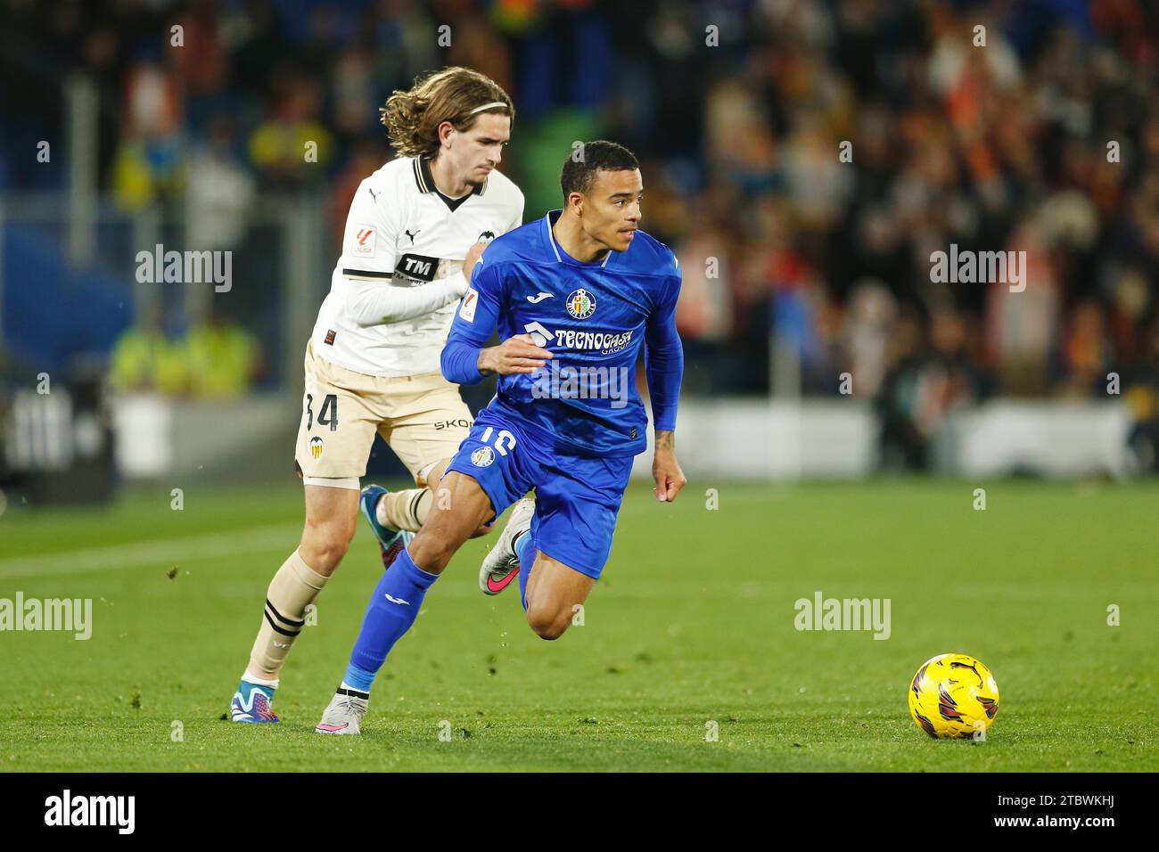 Getafe, Spain. 8th Dec, 2023. (L-R) Yarek Gasiorowski (Valencia), Mason ...