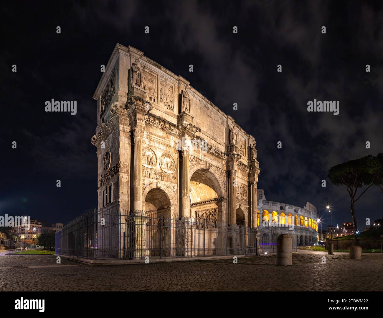 A picture of the Arch of Constantine at night Stock Photo - Alamy