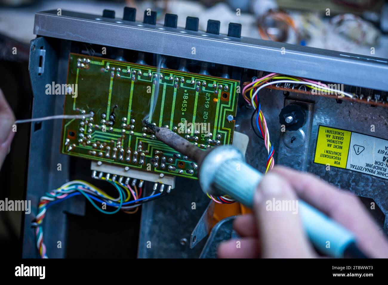 Schwerin, Germany. 28th Nov, 2023. In a small workshop for old radios ...