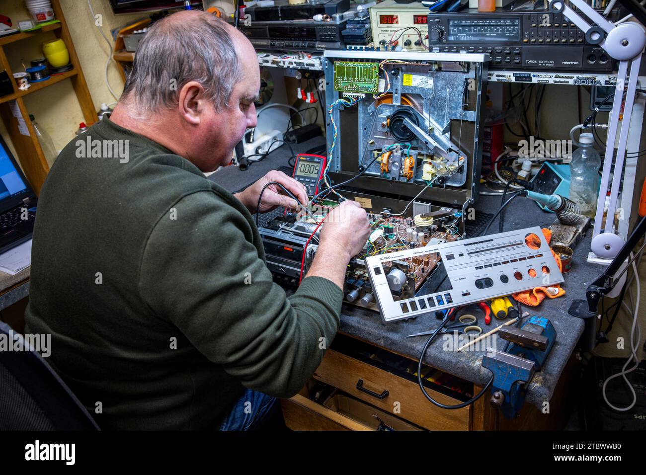 Schwerin, Germany. 28th Nov, 2023. Jens-Uwe Peters repairs old radios ...