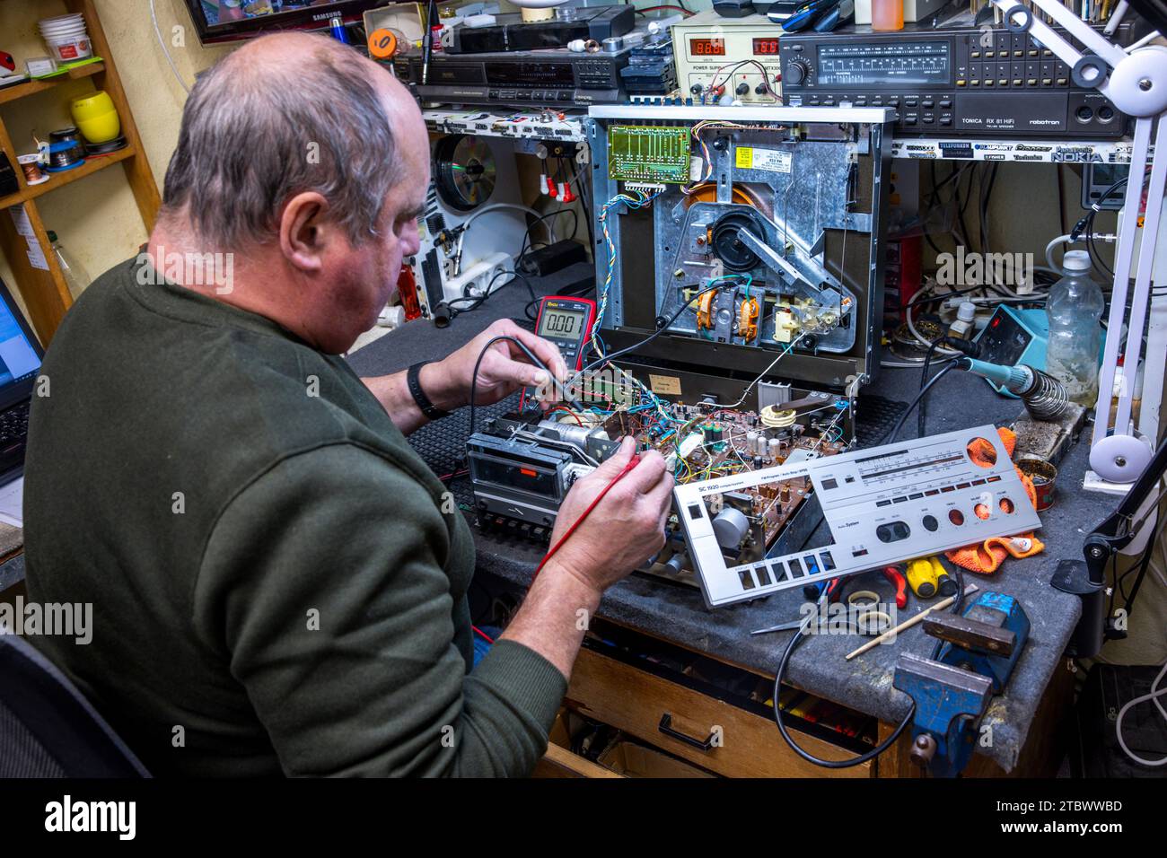Schwerin, Germany. 28th Nov, 2023. Jens-Uwe Peters repairs old radios ...