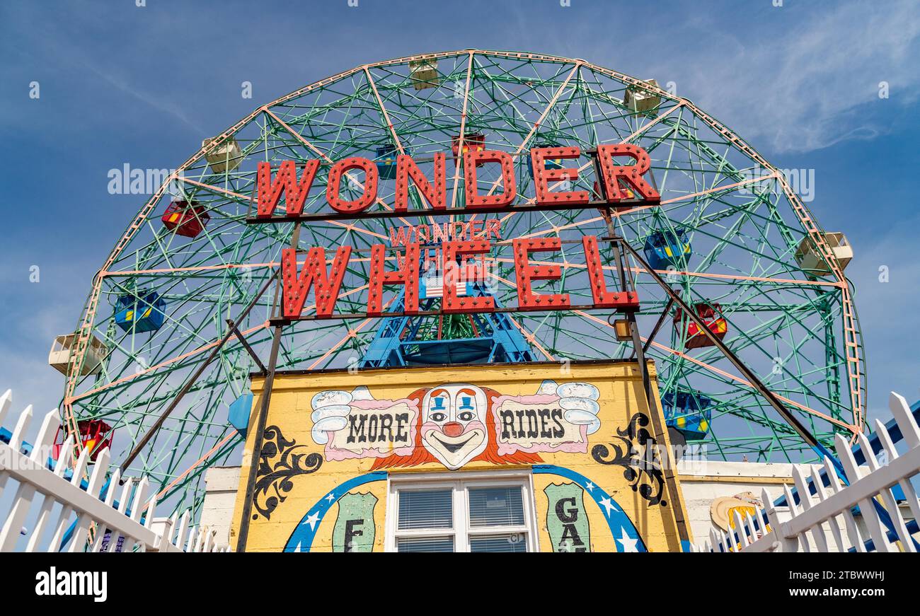 A picture of the Wonder Wheel of Coney Island Stock Photo - Alamy