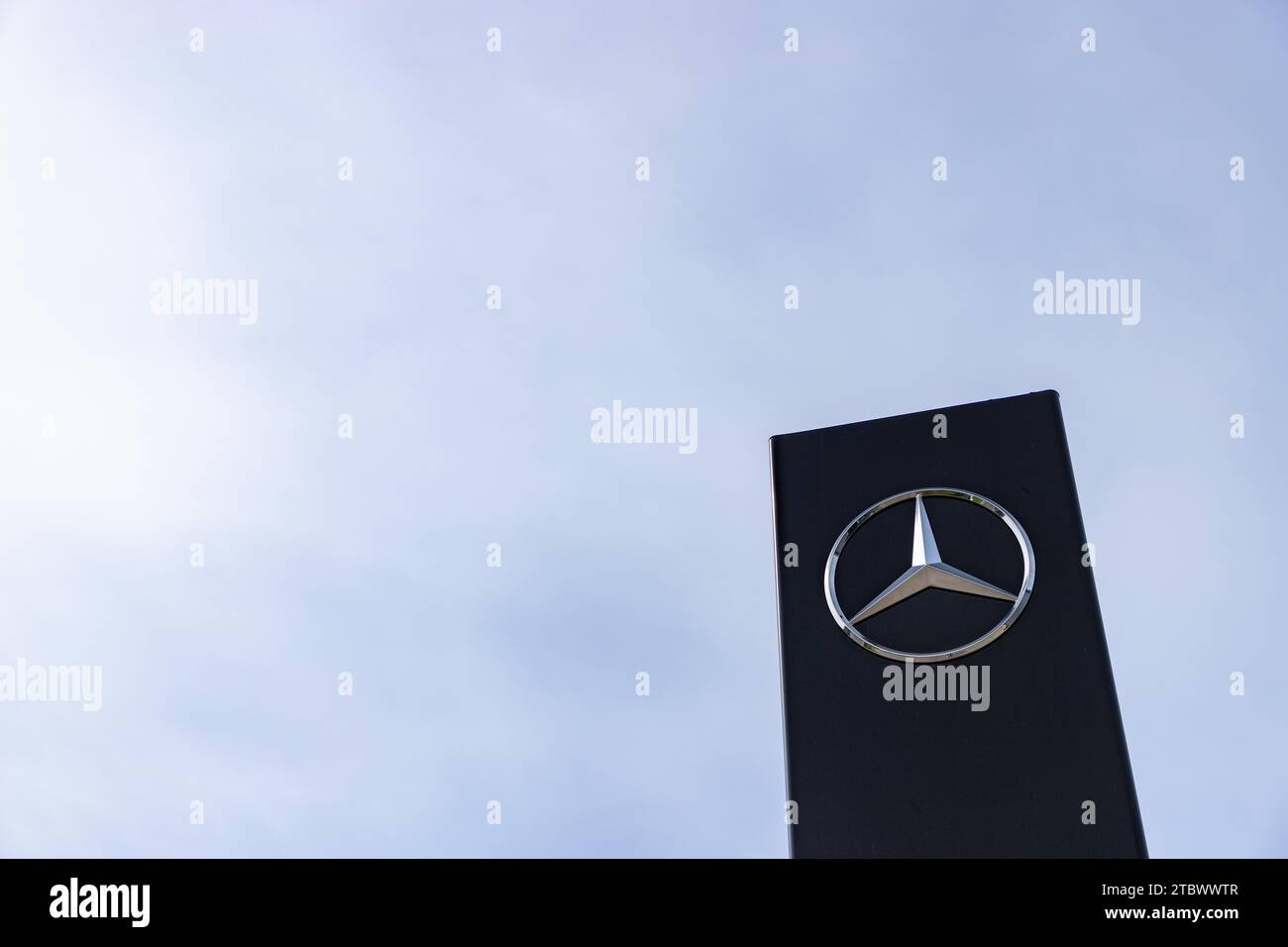 A picture of a Mercedes Benz sign at a car dealership Stock Photo - Alamy