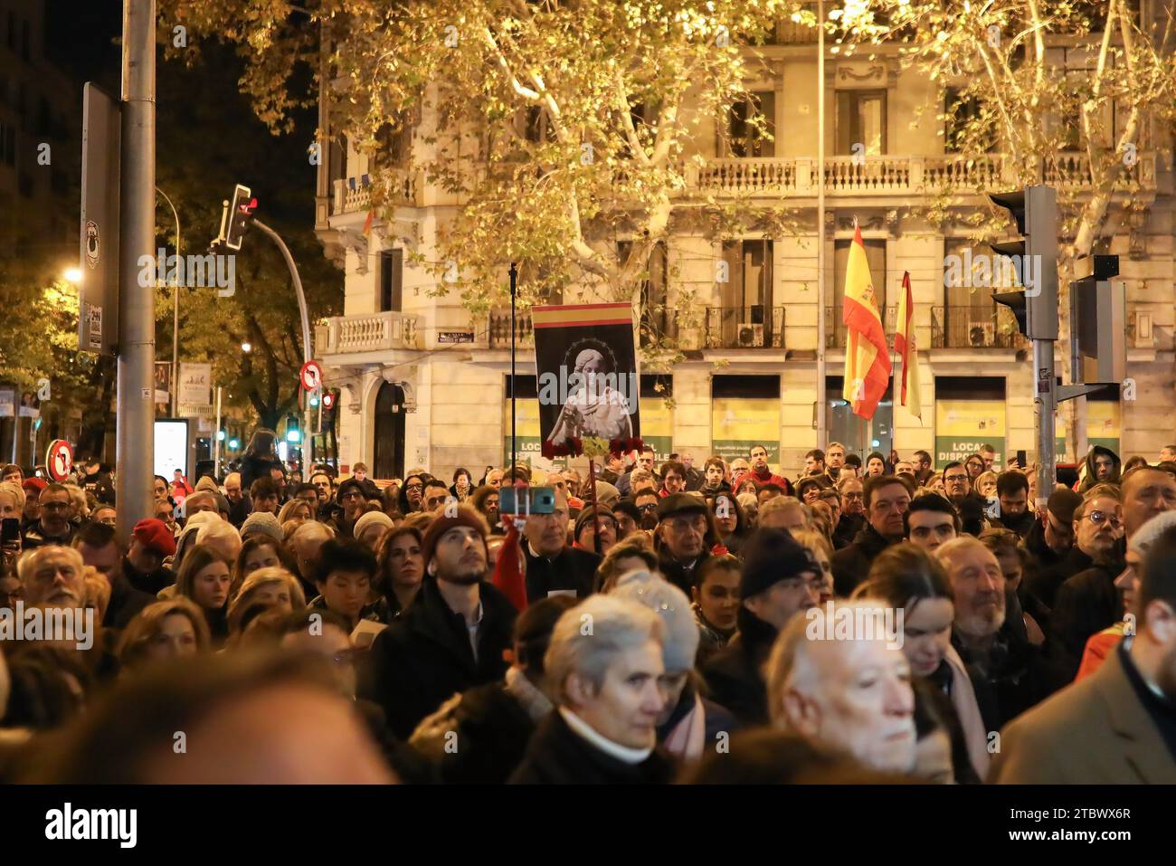 Madrid, Spain. 08th Dec, 2023. An image of the Virgin is raised among a ...