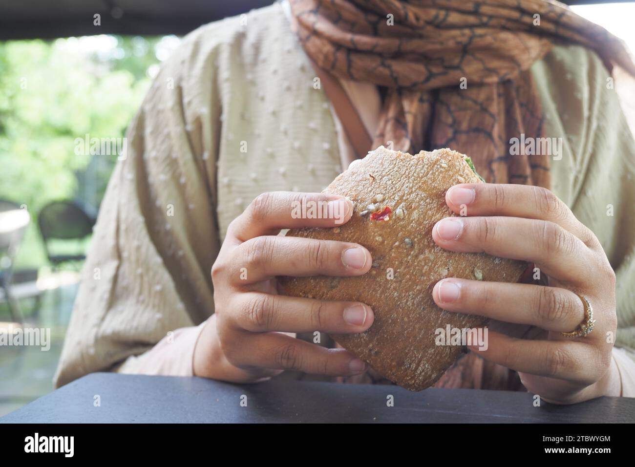 Single cheese burger bite hi-res stock photography and images - Alamy